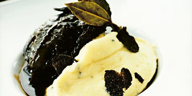 Svinekjaker i mørkt øl med trøffel-potetmos - Oppskrifter